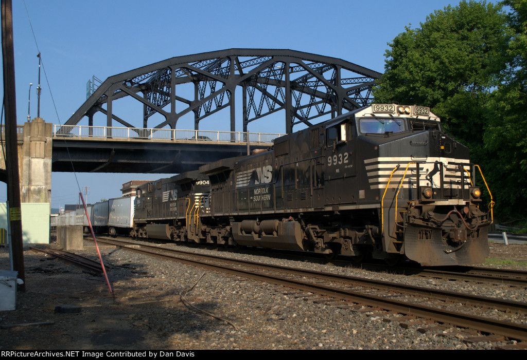 NS C40-9W 9932 leads 261